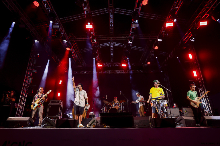Ritmos latinos com o tempero pernambucano da Academia da Berlinda ...