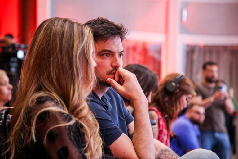 Felipe Neto cobra responsabilidade das plataformas no combate ao ...