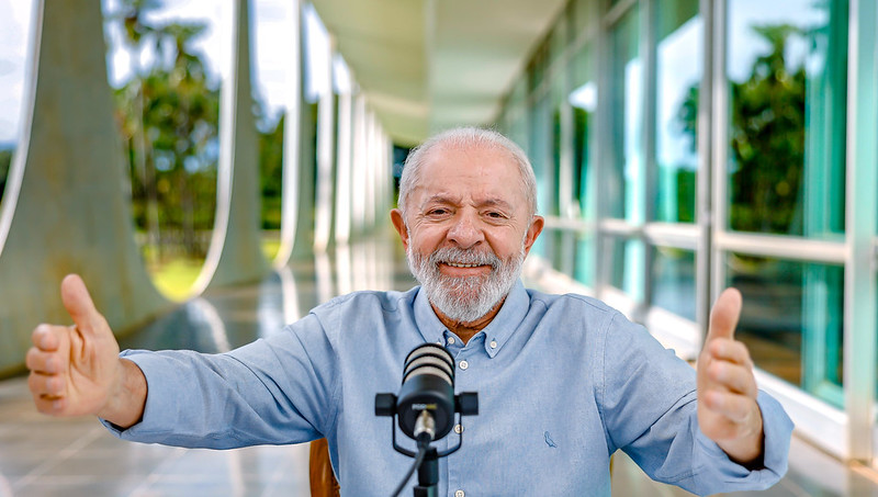 Lula afirma que Pé-de-Meia, a poupança do ensino médio, é "revolução na ...